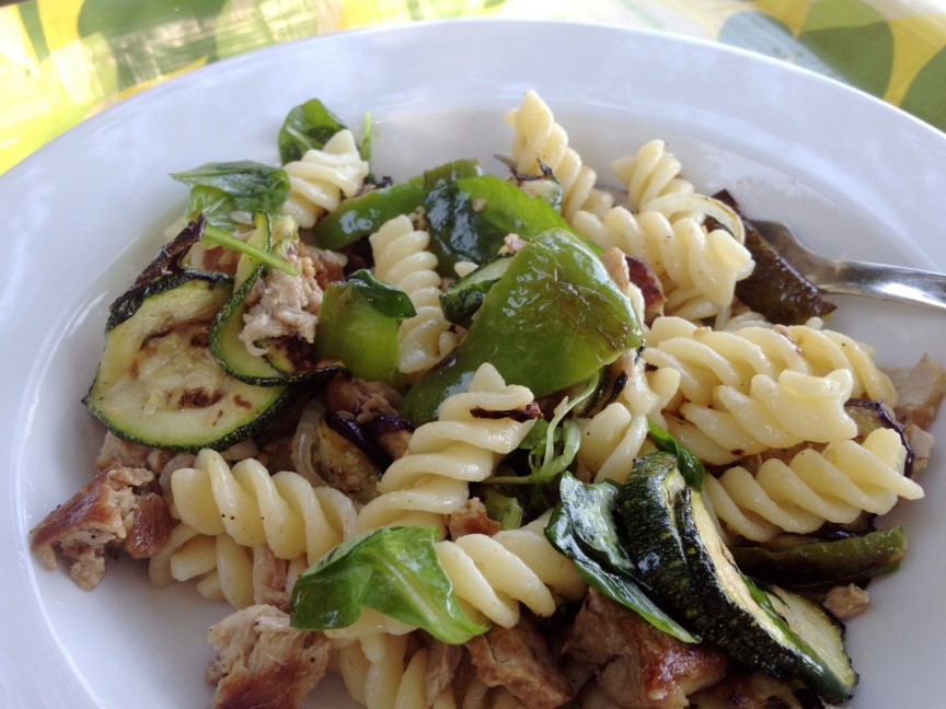 Amanida de pasta amb verdures a la planxa i tonyina fresca - La pasta ...